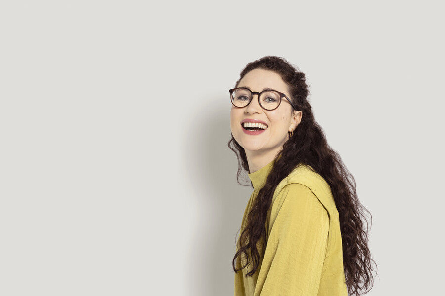 Choosing glasses for your hair colour | Specsavers CA