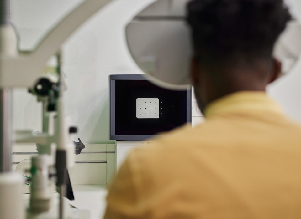 What is an automated refraction eye test? | Specsavers UK