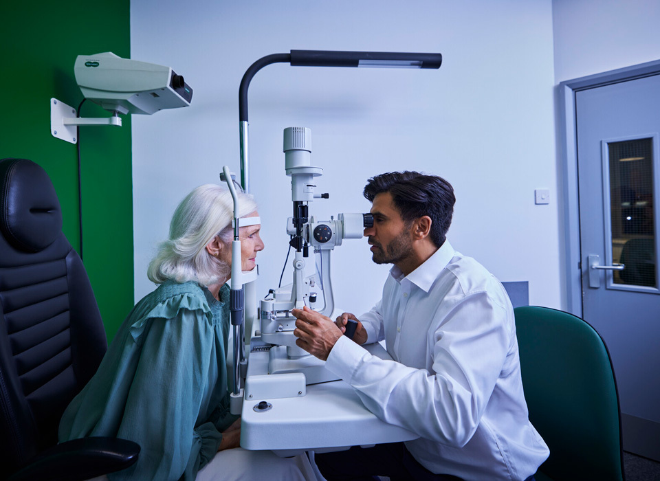What is an automated refraction eye test? | Specsavers UK