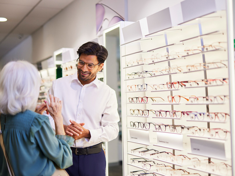 What is an automated refraction eye test? | Specsavers UK