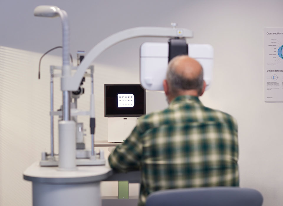 What is an automated refraction eye test? | Specsavers UK